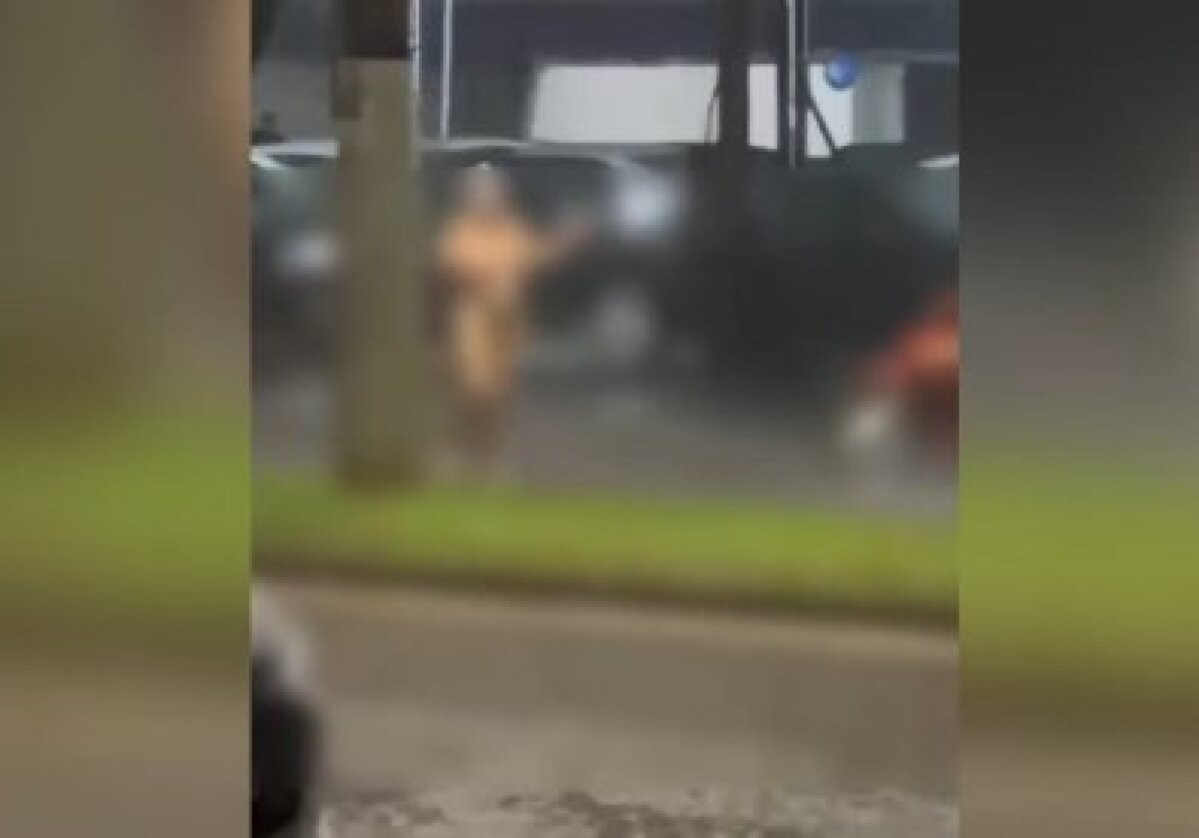 VÍDEO: Mulher fica pelada no meio da rua para tomar banho de chuva em ... VÍDEO: Mulher fica pelada no meio da rua para tomar banho de chuva em ...